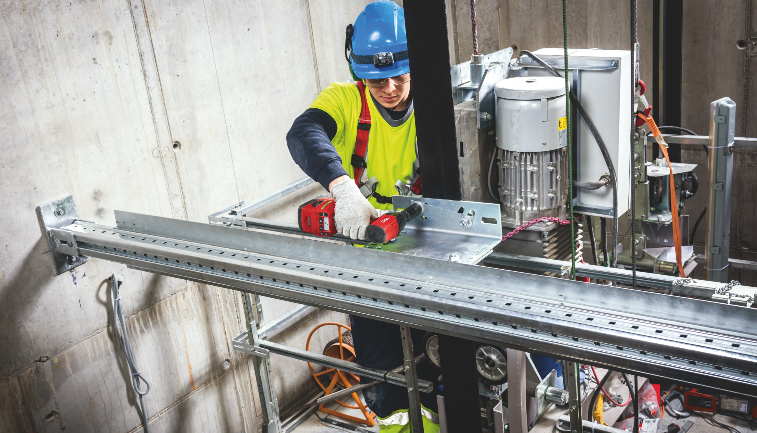 Divider beams and steel structures